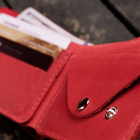 Жіночий шкіряний гаманець ручної роботи з гравіюванням квітів та ініці Gravyar