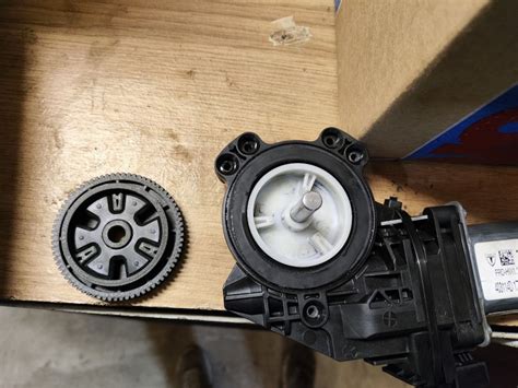 Ремонт правого переднего стеклоподъемника — Tesla Model 3 1g 2018 года своими руками Drive2