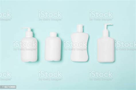 파란색 배경에 격리된 흰색 코스메틱 컨테이너 집합 복사 공간이 있는 상단 보기입니다 설계를 위한 빈 공간이 있는 플라스틱 바디케어 병 용기 그룹 0명에 대한 스톡 사진 및