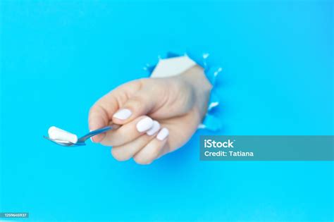 여자의 손은 파란색 배경에 태블릿과 숟가락을 잡고 공간의 사본 강철에 대한 스톡 사진 및 기타 이미지 강철 개념 건강관리와 의술 Istock
