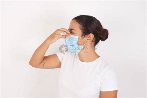 身戴医疗面具的阿拉伯青年妇女站在孤立的白色背景上高清图片下载 正版图片503822979 摄图网