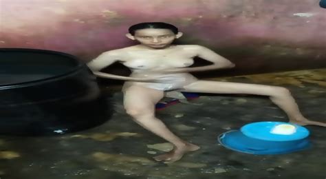 Lean Desi Girl Capturing Her Naked Bathing Clip