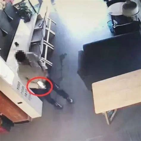 男子顺走南城市场奶茶店苹果手机，警察蜀黍神出手2小时追回博白失主在线