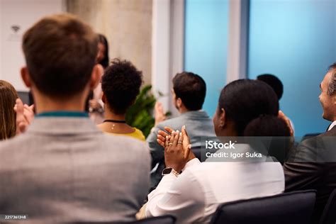 현대식 사무실 회의실에서 성공적인 발표를 마친 청중이 손뼉을 치고 있는 모습 25 29세에 대한 스톡 사진 및 기타 이미지 25 29세 30 34세 35 39세