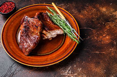 구운 바베큐 송아지 송아지 짧은 예비 갈비 고기 접시에 어두운 배경 맨 위 보기입니다 복사 공간 갈비 음식에 대한 스톡 사진 및