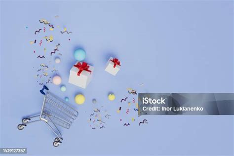 슈퍼마켓에서 물건을 구입 선물 풍선 및 비행 색종이가있는 카트 3d 렌더링 가격에 대한 스톡 사진 및 기타 이미지 가격