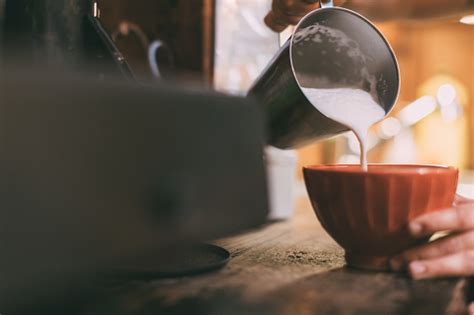 젊은 바리스타 만들기 라떼 뜨거운 우유를 붓는 에 A 커피 그릇 겨울에 대한 스톡 사진 및 기타 이미지 겨울 근거리 초점 기계류 Istock