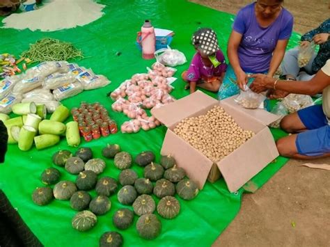 ဒီးမော့ဆိုမြို့နယ်ရှိ စစ်ဘေးရှောင် ပြည်သူများကို ဆန်နှင့် အစားအသောက် ပစ္စည်းများ လှူဒါန်း Khit