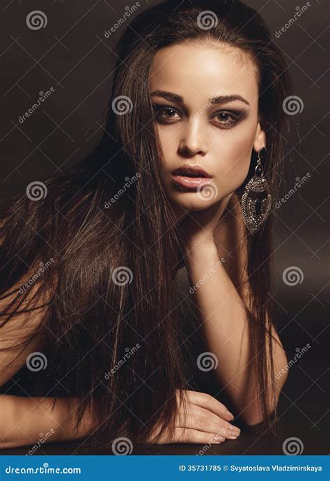 Портрет красивой девушки с темными волосами Стоковое Изображение