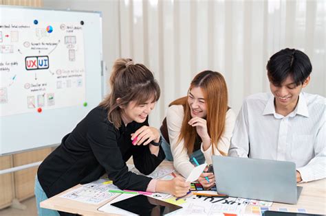 참여한 디자인 팀과 창의적인 아이디어 세 명의 디자이너가 활기찬 Ux Ui 프로젝트 회의에서 웃음과 브레인스토밍을 나눕니다 3 명에 대한 스톡 사진 및 기타 이미지 Istock