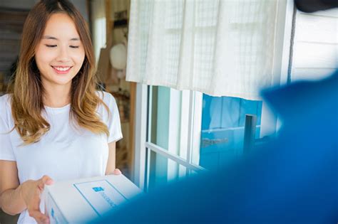 아픈 아시아 젊은 여성은 병원 배달 서비스에서 의약품 응급 처치 약국 상자를받습니다 25 29세에 대한 스톡 사진 및 기타