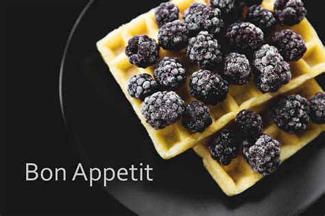 검은 배경에 비문 많이 드세요 냉동된 블랙베리와 벨기에 와플 거품 내기에 대한 스톡 사진 및 기타 이미지 거품 내기 검은색 바로 먹을 수 있는 Istock