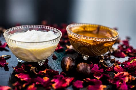 육두구 얼굴 마스크는 육두구 분말 레몬 주스 커드로 구성된 나무 표면에 얼굴에 변색과 색소 침착을 고르게 치료합니다 0명에 대한 스톡 사진 및 기타 이미지 Istock