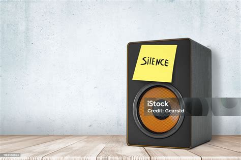 노란색 포스트 그것은 노트 침묵 나무 표면에 서 검은 오디오 열 스피커의 3d 렌더링 0명에 대한 스톡 사진 및 기타 이미지 Istock