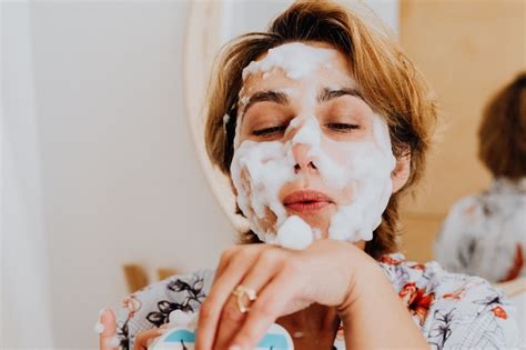 【美容保養】洗臉該要洗多久？皮膚科醫師分享「60秒洗臉法則」 愛妮雅化妝品