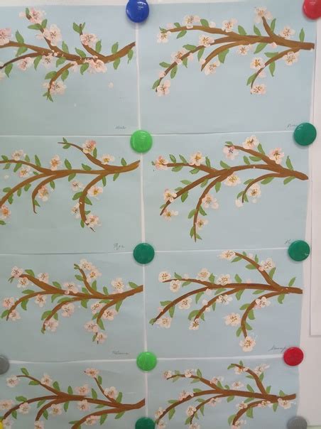 Белые цветы Кружевными белыми цветами Яблонька весною зацвела Осыпая землю лепестками 2025