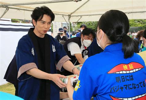 ＜浜松まつり・騎馬武者行列＞サプライズで登場し、参加者に手を振る松本潤（撮影・尾崎 有希） スポニチ Sponichi Annex 芸能