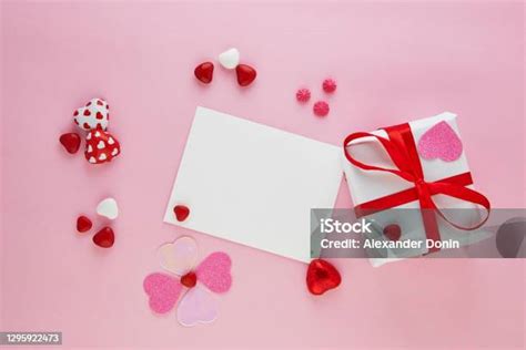 분홍색 배경에 빨간 리본이달린 사탕 하트와 선물이 있는 발렌타인 데이 인사말 카드 인사말 장소를 가진 최고의 전망 2월에 대한 스톡 사진 및 기타 이미지 Istock
