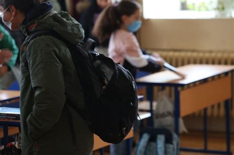 Учениците от 1 до 4 клас се връщат в училище най рано на 10 ноември Mediapool Bg