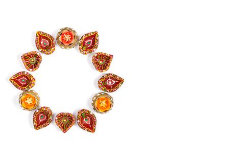 해피 디왈리 디파발리 빛 축제 축제 동안 점토 디야 램프 조명 흰색 배경에 다채로운 전통적인 오일 램프 Diya 텍스트의 공간을 복사합니다 디왈리에 대한 스톡 사진 및 기타