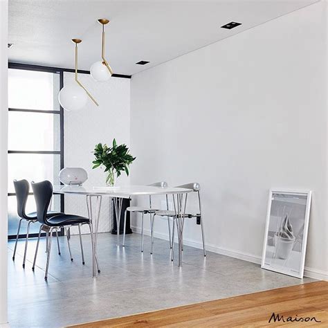Maison Korea — 블랙과 화이트 컬러로 심플하게 꾸민 다이닝 공간입니다🖤 동그란 볼과 황동 라인의 몸체가