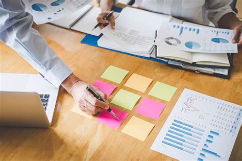 공동 실무 회의 비즈니스 팀 회의 현재 팀 재무 회계 투자의 재무 데이터 및 마케팅 성장 보고서 그래프와 함께 작업 분석을 논의 계획에 대한 스톡 사진 및 기타 이미지