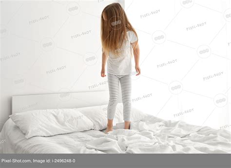 Маленькая девочка в кровати 81 фото