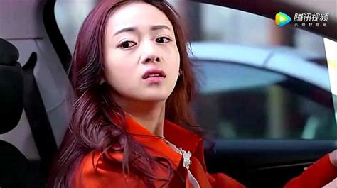 董事长爸送继女奥迪车，富家女叫闺蜜们开豪车恶整，继女被秒杀！影视家庭好看视频