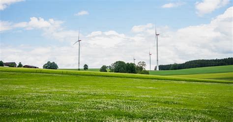멀리 풍력 터빈이 있는 녹색 들판 사진 Unsplash의 풍력 터빈 이미지