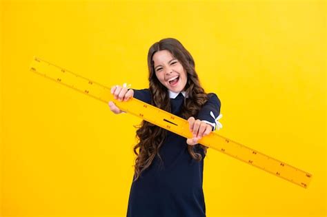 흥분된 얼굴 십대 여학생 연구 수학 또는 기하학 수업 크기 측정 수학 자 프리미엄 사진