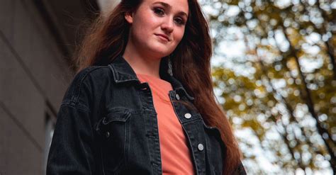 가을 거리 스타일 거리 패션 건물 검은색 겉옷 계절 긴 머리 나무 녹 단풍 데님 도시 도시 패션 도시의 도시의 삶 드레스 모델 벽돌 스타일