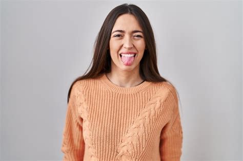 Jovem Morena De P Sobre Fundo Branco Enfiando A L Ngua Feliz Com O Conceito De Emo O De