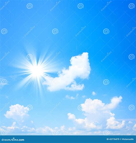 Голубое небо с солнцем и красивыми облаками Стоковое Изображение изображение насчитывающей