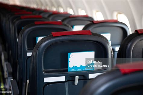 비행기 명령 텍스트 장소와 레이아웃 광고 브로셔 비행기의 빈 오두막 승객을위한 부드러운 좌석 구멍 여객기 내부 비행기의 좌석입니다 복사 공간 0명에 대한 스톡 사진 및 기타