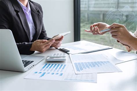 비즈니스 우먼 팀 브레인스토밍 컨퍼런스 기획 투자 프로젝트 작업 및 파트너 재무 및 회계 개념과의 비즈니스 만들기 전략 계획에 대한 스톡 사진 및 기타 이미지 Istock