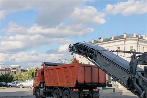 도로 수리 작업 길표면에서 오래된 포장도로를 제거하는 콜드 밀링 머신 밀링 기계 가공에 대한 스톡 사진 및 기타 이미지 밀링