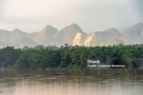 일출 동안 아름다운 풍경 주황색 태양은 강을 따라 숲 근처에서 함께 계단식으로 산을 봅니다 0명에 대한 스톡 사진 및 기타 이미지 Istock