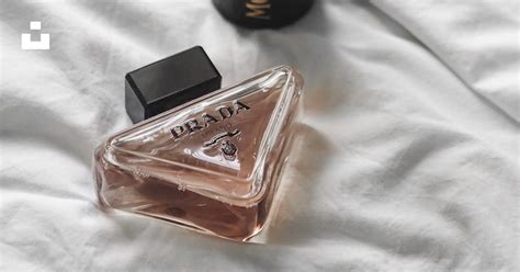 와인 한 병과 침대 위의 작은 삼각형 모양의 물체 사진 Unsplash의 무료 병 이미지