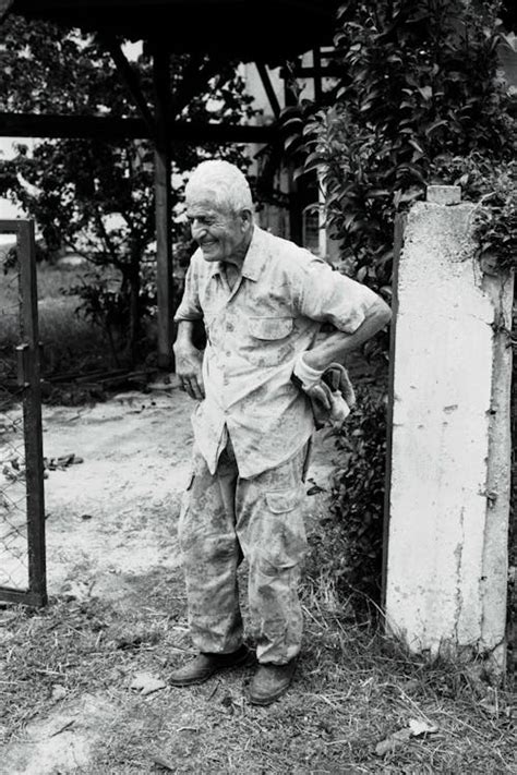 고령자 기록한 것 나뭇잎 남자 노인 녹지 농부 농촌의 늙은 남성 뒤뜰 라이프스타일 문화 문화 유산 블랙 앤 화이트 비네팅 빈티지 모양 사람 서