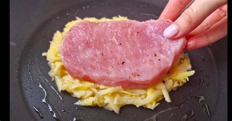 Слагам свинското филе направо върху НАСТЪРГАНИТЕ картофи и правя ...