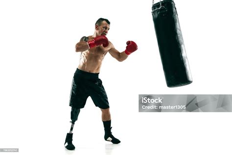 의족 카피 스페이스를 가진 근육질의 스포츠맨의 전체 길이 초상화 빨간 장갑을 입은 남성 복서 건강관리와 의술에 대한 스톡 사진 및 기타 이미지 Istock