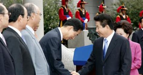 노 대통령 개성공단 시계 차고 방북 길 올라