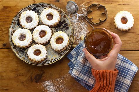 여자 손 휴가 대 한 전통적인 알제리 Linzer 쿠키와 살구 잼 그릇을 들고 가루 설탕에 대한 스톡 사진 및 기타 이미지