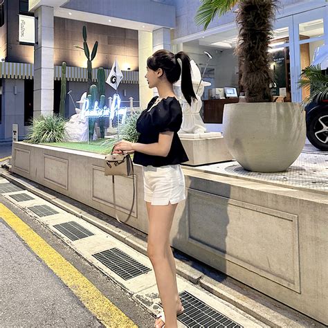 드오브 블랙 퍼프 프릴 블라우스