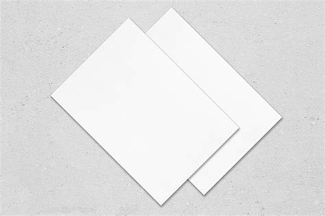 회색 콘크리트 배경에 서로 대각선으로 누워있는 두 개의 포스터 모형 0명에 대한 스톡 사진 및 기타 이미지 0명 A4 용지 개념 Istock