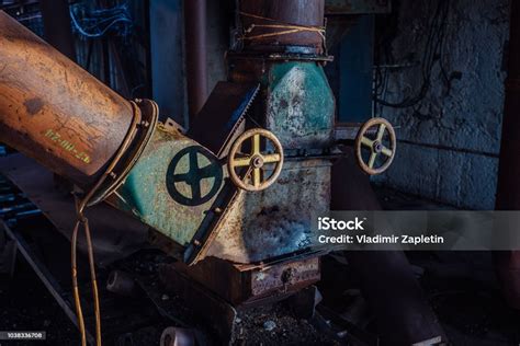 버려진된 공장에서 파이프라인의 오래 된 녹슨 기계 밸브 0명에 대한 스톡 사진 및 기타 이미지 0명 갈색 공장 산업 건물 Istock