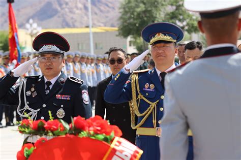 Ардын хувьсгалын ойн баяр наадмыг тохиолдуулан Галдан бошигт Ард Аюушийн хөшөөнд цэцэг өргөж