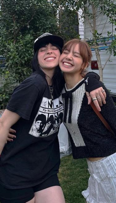 Billie Eilish Lisa Blackpink Hug Singers Celebrity