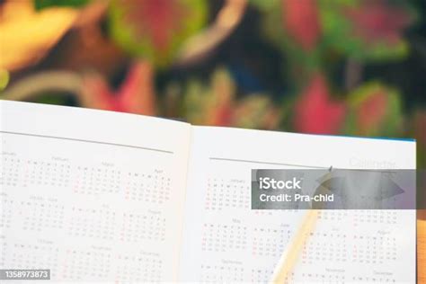 약속 달력 개념입니다 사무실 책상에 달력 연감과 연필 장소 집에서 작업 플래너 계획 시간표 의제 약속 관리 마다 날짜 월 및
