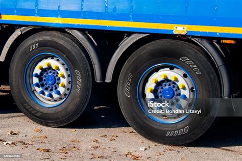아스팔트 위에 서 있는 우크라이나에서 온 트럭의 바퀴 강력한 타이어와 견고한 림이 긴 여행을 떠날 준비가 되어 있습니다 세부 사항은 트럭의 신뢰성과 강도를 강조합니다 고급에
